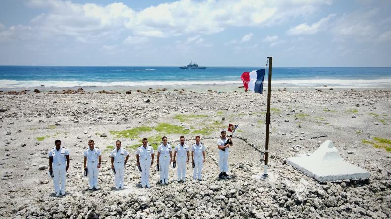La frégate Germinal pose le pied sur l’atoll de Clipperton | Le portail ...